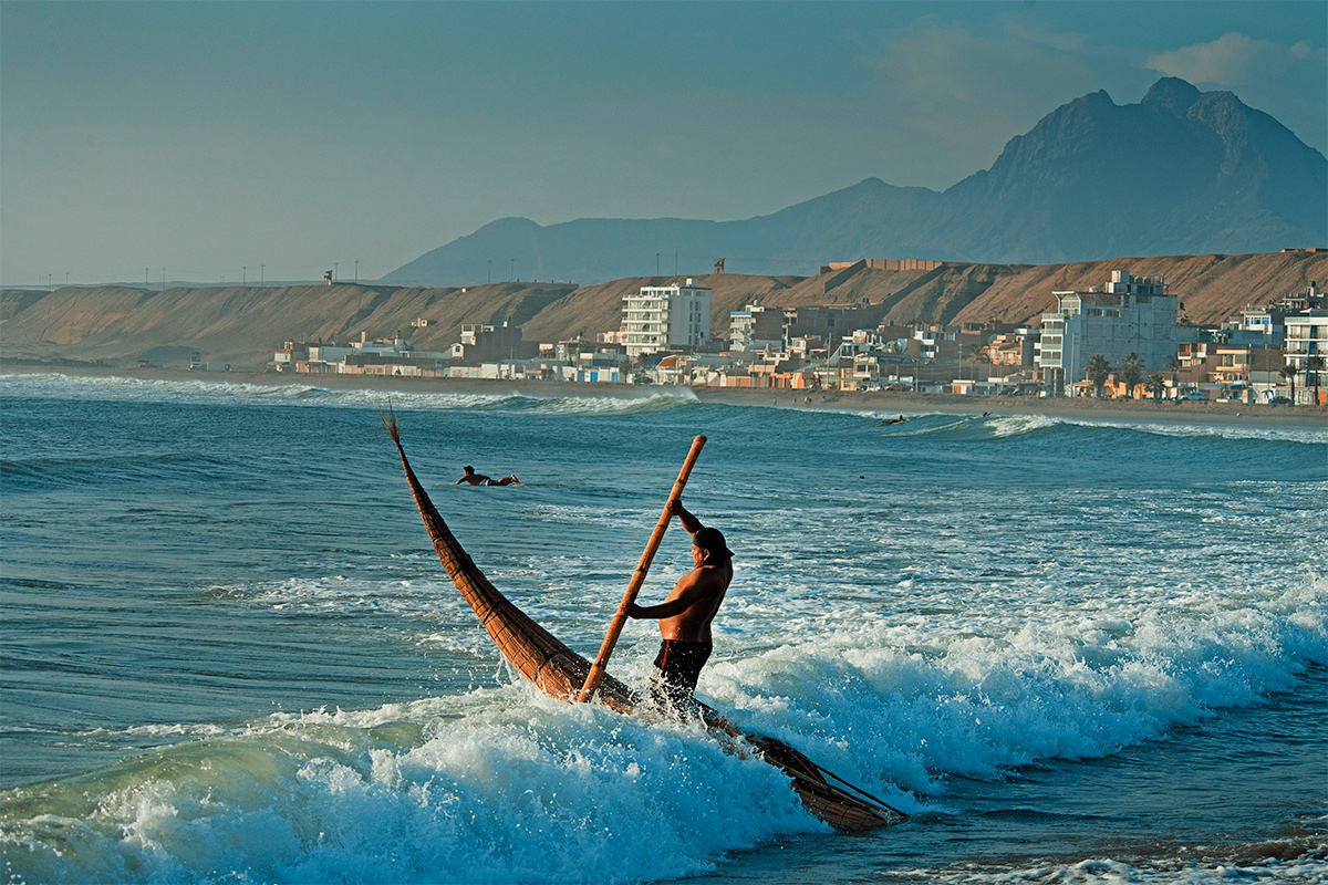 Caballitos de Totora: Embarcaciones que Surcan el Mar